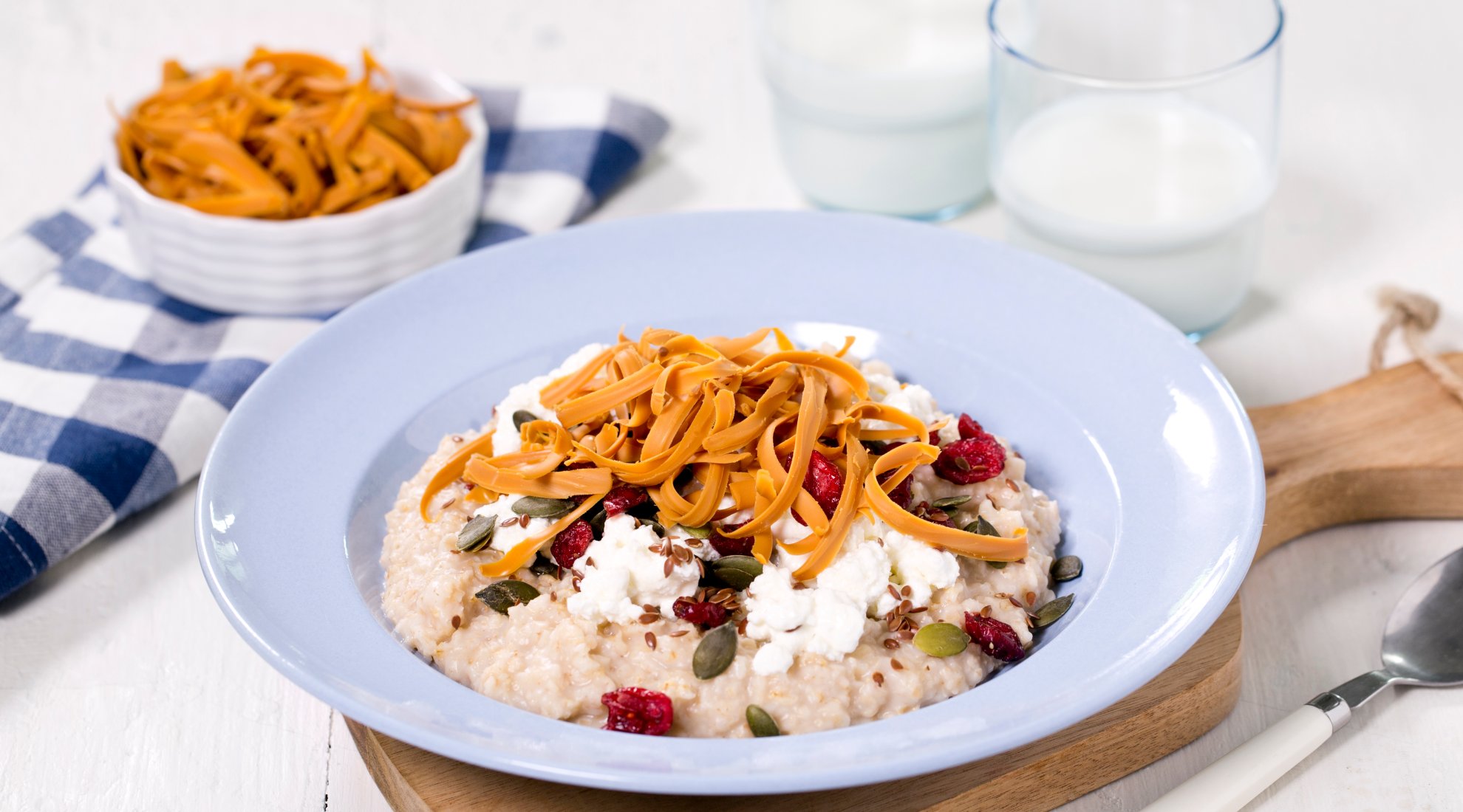 Porridge with TINE® Brunost™ and cottage cheese - Tineasia